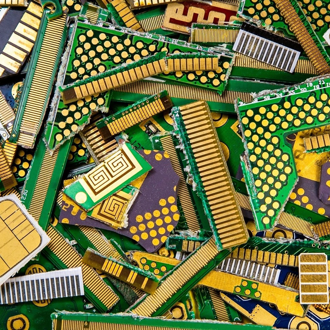 Lixiviant for High Extraction of Gold from Gold-Coated Solid Waste